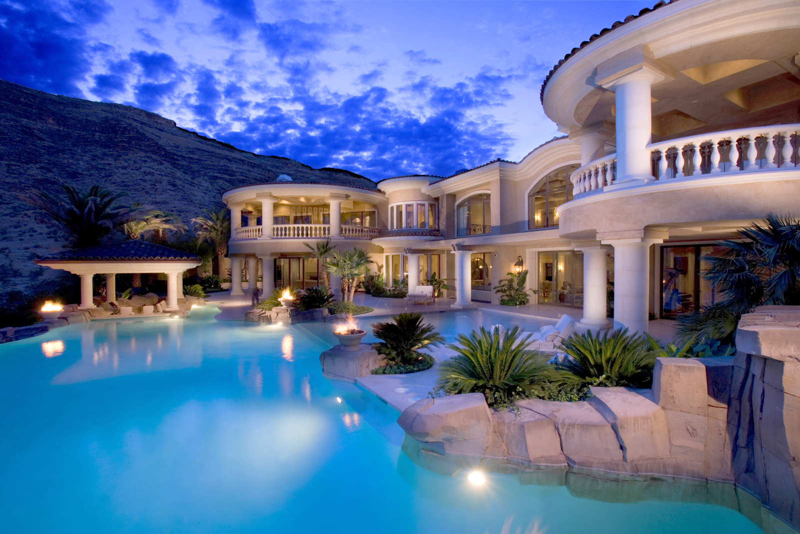 17 Fabulous Mansion Houses That Will Take Your Breath Away