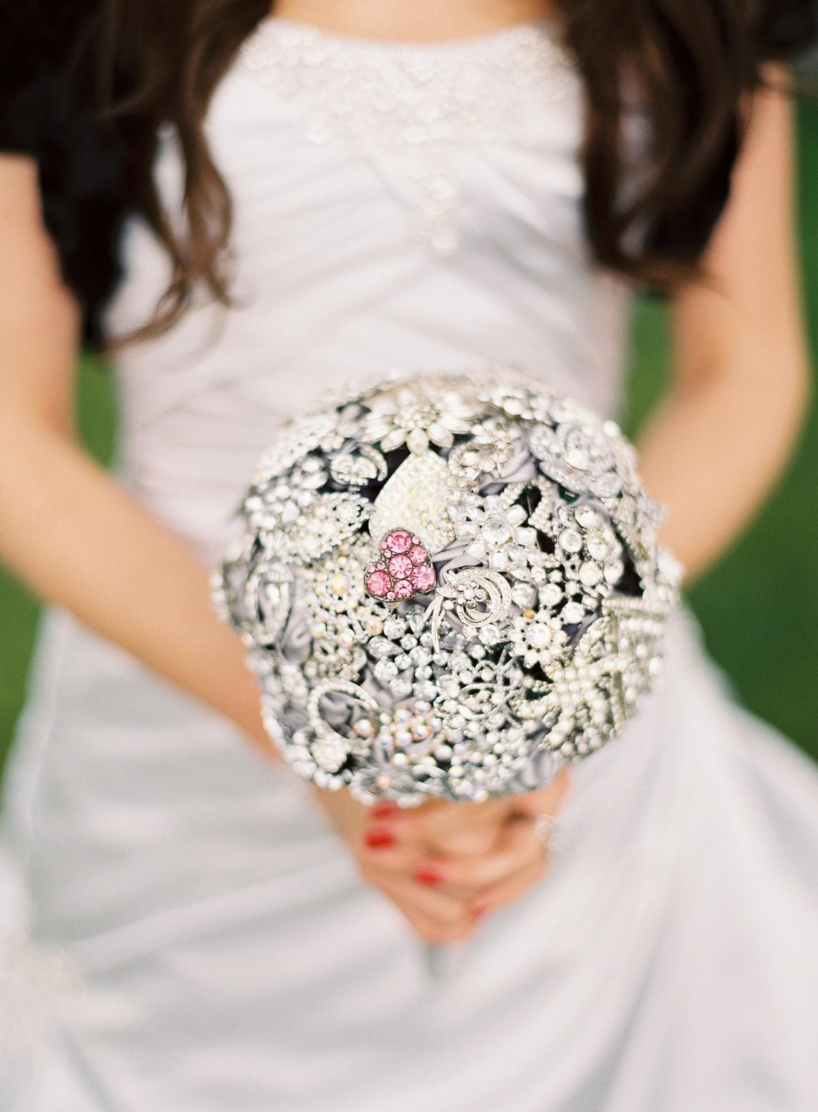 20 Wonderful Wedding Brooch Bouquets That Steal The Show - Top Dreamer