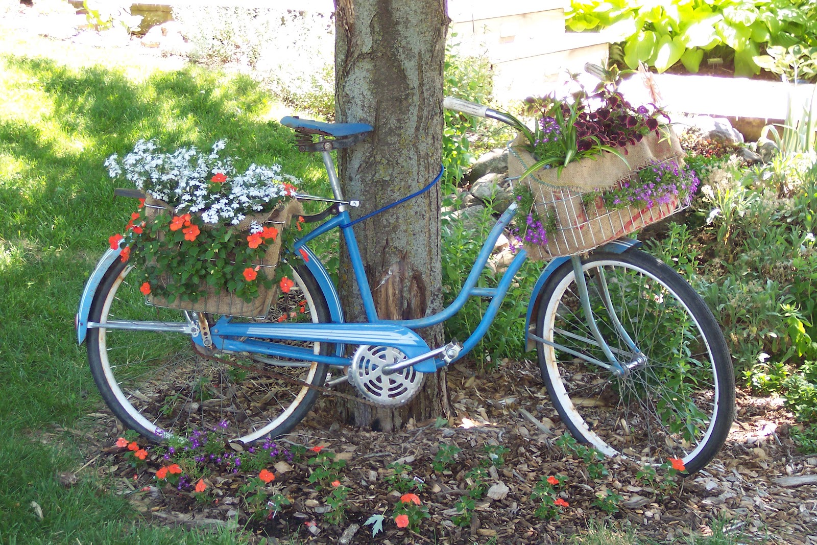 20+ Wonderful Ideas Of How To Beautify The Garden With Old Bikes - Top ...