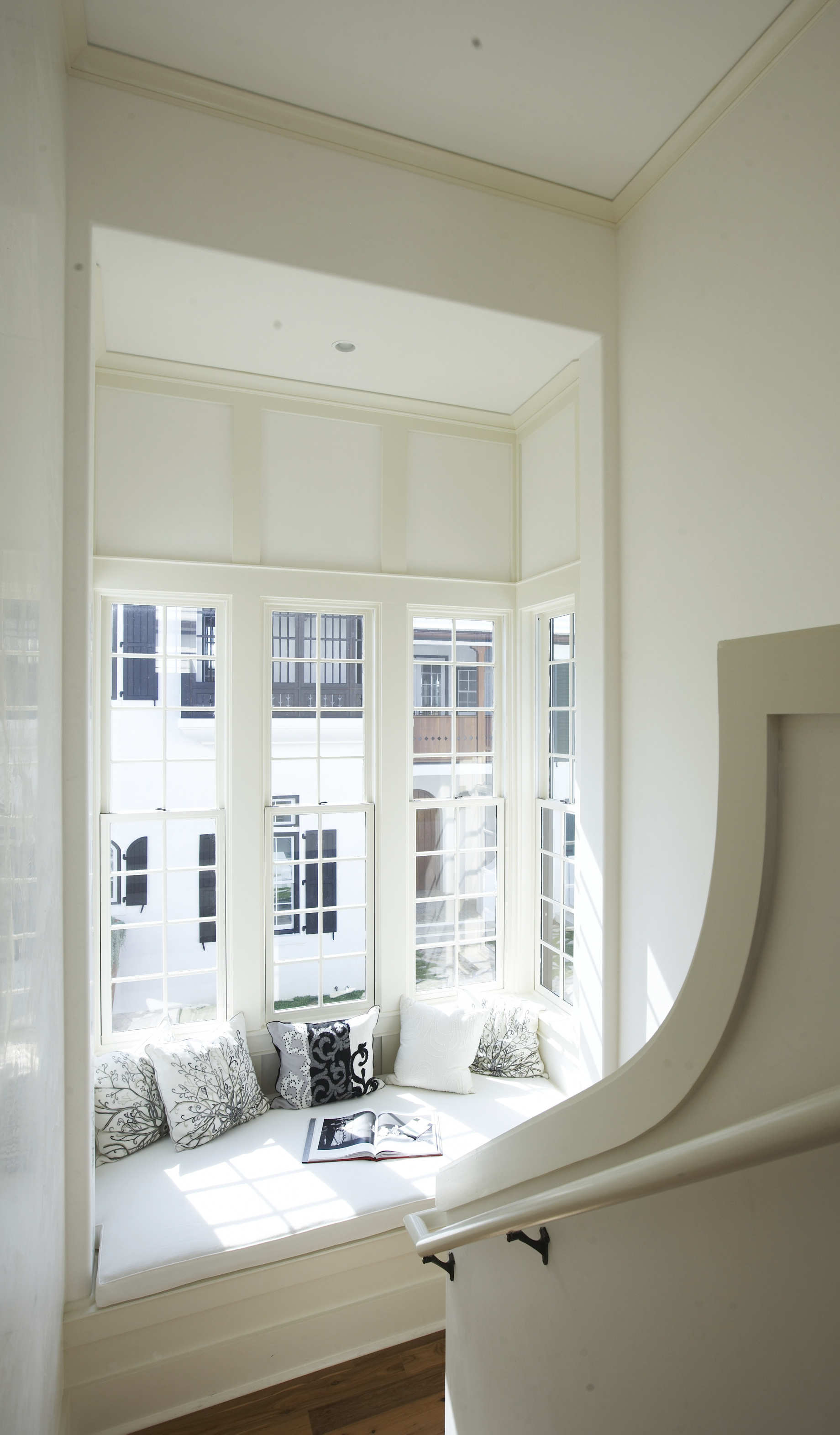 10 Brilliant Staircase Designs with Window Seats - Top Dreamer